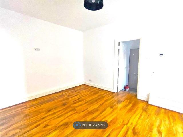 High Street, Newmarket CB8, 2 bed flat to rent, £1,000 pcm | PrimeLocation