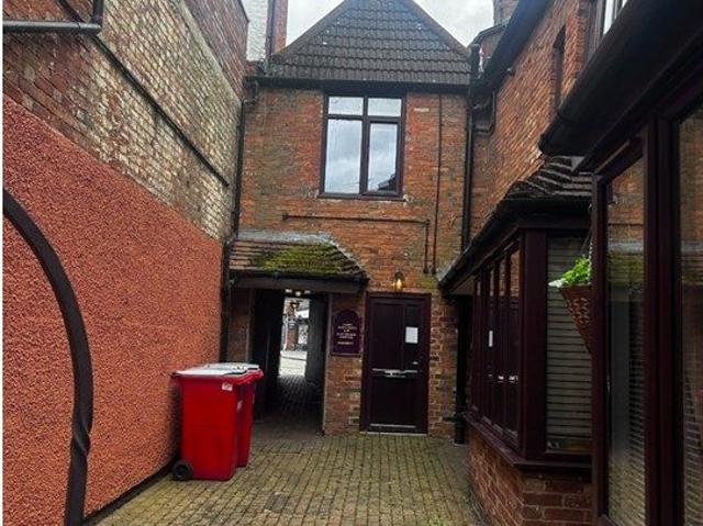 High Street, Newport Pagnell MK16, 2 bed flat to rent, £1,200 pcm | PrimeLocation