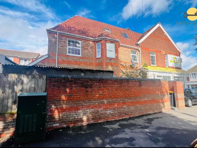 High Street North, Dunstable LU6, 1 bed flat to rent, £850 pcm | PrimeLocation