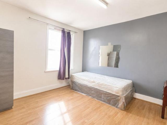 High Street North, London, E6 1 bed in a flat share to rent £1,000 pcm £231 pw