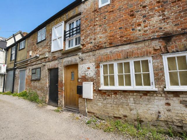 High Street, Ongar CM5, 1 bed flat to rent, £1,100 pcm | PrimeLocation