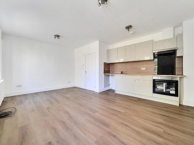 High Street, Orpington BR6, 1 bed flat to rent, £1,400 pcm | PrimeLocation
