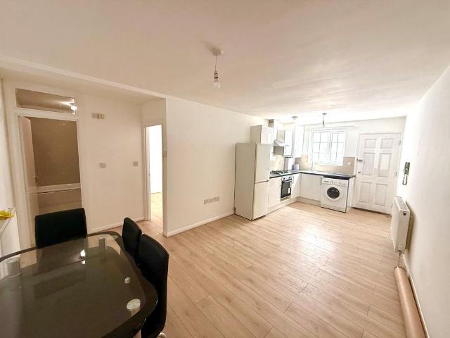 High Street, Orpington, BR6 2 bed flat to rent £1,600 pcm £369 pw