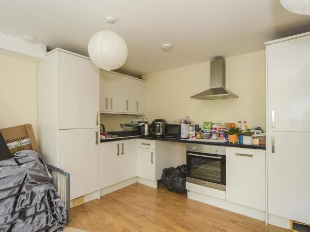 High Street Orpington BR6 2 bed flat to rent £1,600 pcm £369 pw