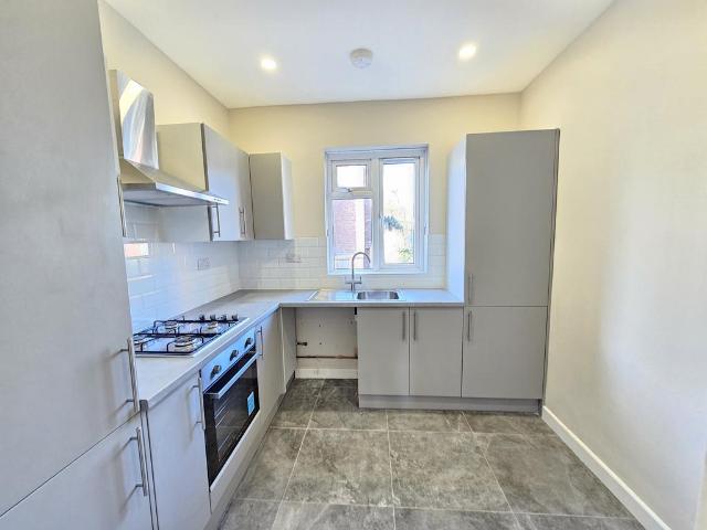 High Street, Orpington BR6 2 bed flat to rent £1,600 pcm £369 pw