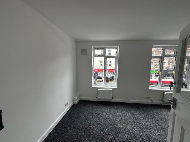 High Street, Orpington, Kent, BR6 0NW 3 bed flat to rent £1,850 pcm £427 pw