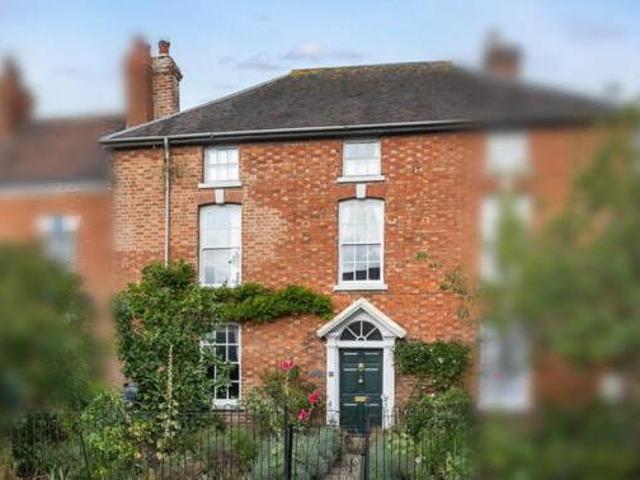High Street, Pershore, 3 Bedroom Town