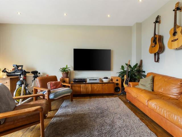 High Street, Petersfield GU32, 2 bed flat to rent, £1,550 pcm | PrimeLocation