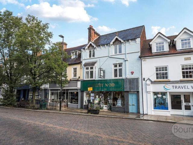 High Street, Petersfield, Hampshire. 3 bed apartment to rent £1,750 pcm £404 pw