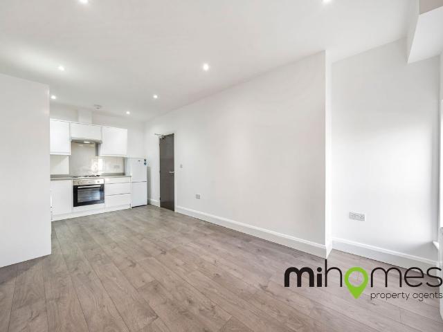 High Street, Potters Bar EN6, 1 bed flat to rent, £1,375 pcm | PrimeLocation