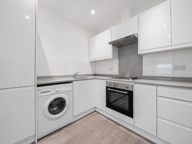 High Street, Potters Bar EN6, 1 bed flat to rent, £1,400 pcm | PrimeLocation
