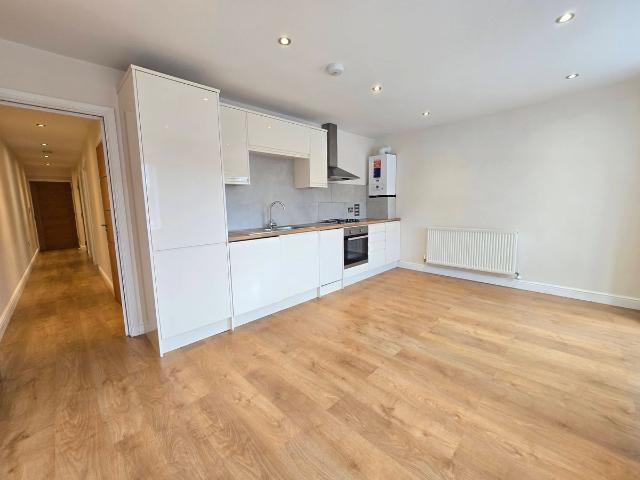 High Street, Potters Bar EN6, 2 bed flat to rent, £1,750 pcm | PrimeLocation