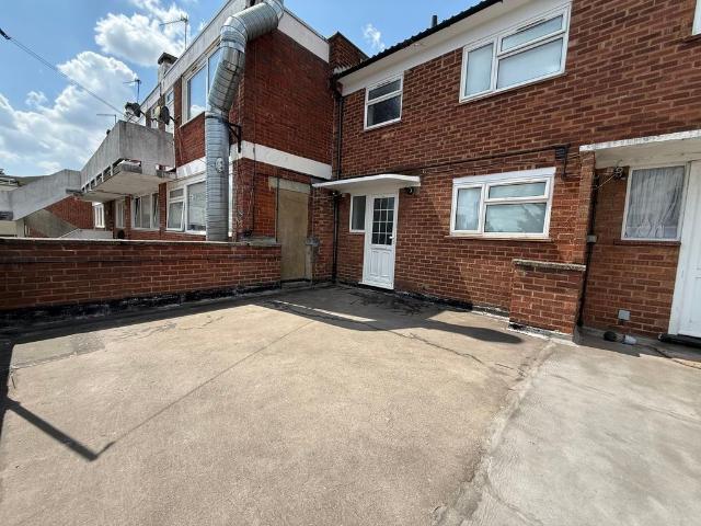 High Street, Potters Bar EN6, 2 bed maisonette to rent, £1,750 pcm | PrimeLocation