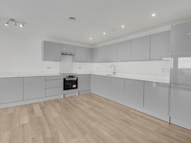 High Street, Rayleigh SS6 2 bed flat to rent £1,410 pcm £325 pw