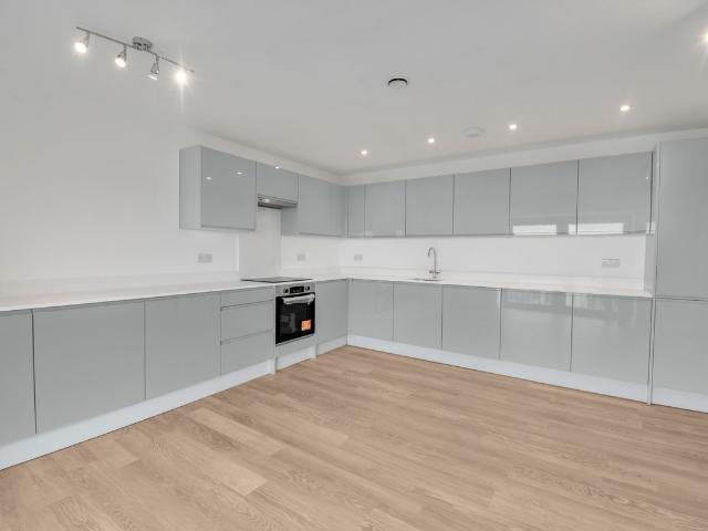 High Street, Rayleigh SS6, 2 bed flat to rent, £1,410 pcm | PrimeLocation