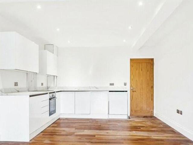 High Street, Rickmansworth, Studio Flat For