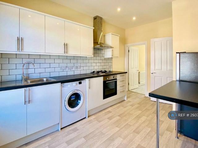 High Street Rickmansworth. 2 bed flat to rent £1,495 pcm £345 pw