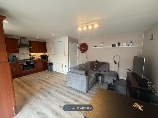 High Street, Romford RM1, 1 bed flat to rent, £1,500 pcm | PrimeLocation