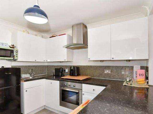 High Street, Rochester, 2 Bedroom Terraced