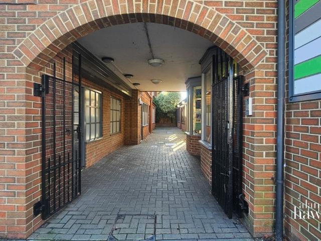 High Street, Royal Wootton Bassett SN4, 2 bed flat to rent, £1,150 pcm | PrimeLocation