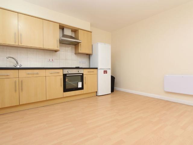 High Street, Ruislip HA4, 2 bed flat to rent, £1,450 pcm | PrimeLocation
