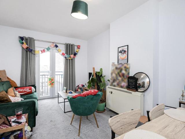 High Street, Ruislip, HA4 2 bed flat to rent £1,600 pcm £369 pw
