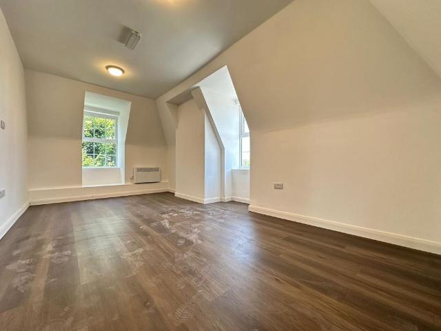 High Street, Ruislip HA4 2 bed flat to rent £2,100 pcm £485 pw