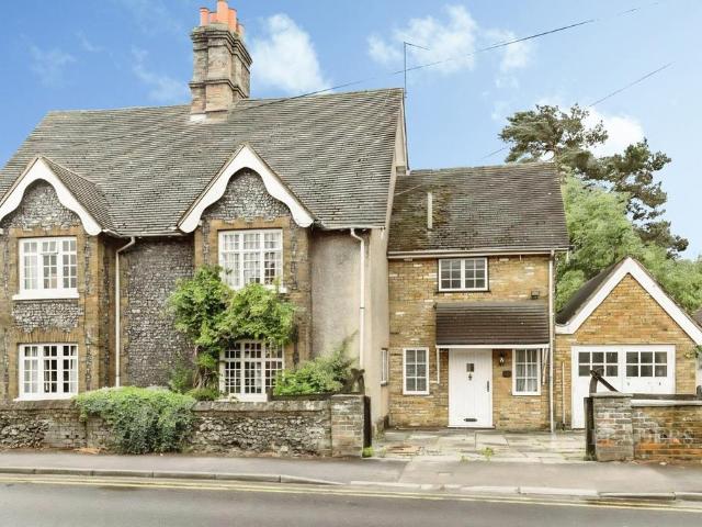 High Street, Sandridge, AL4 3 bed house to rent £2,700 pcm £623 pw