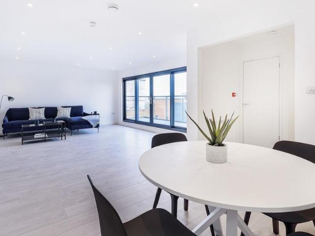 High Street Sevenoaks TN13 1 bed flat to rent £1,650 pcm £381 pw