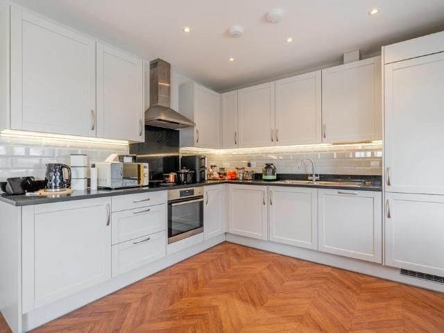 High Street, Shepperton, Surrey, TW17 1 bed flat to rent £1,650 pcm £381 pw