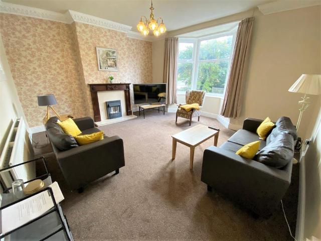 High Street, Silverdale, ST5 6 bed terraced house to rent £3,336 pcm £770 pw