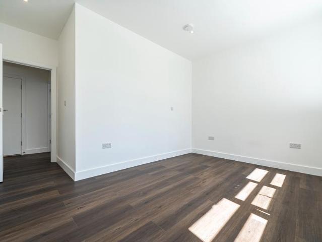 High Street, Sittingbourne, ME10 2 bed flat to rent £1,295 pcm £299 pw