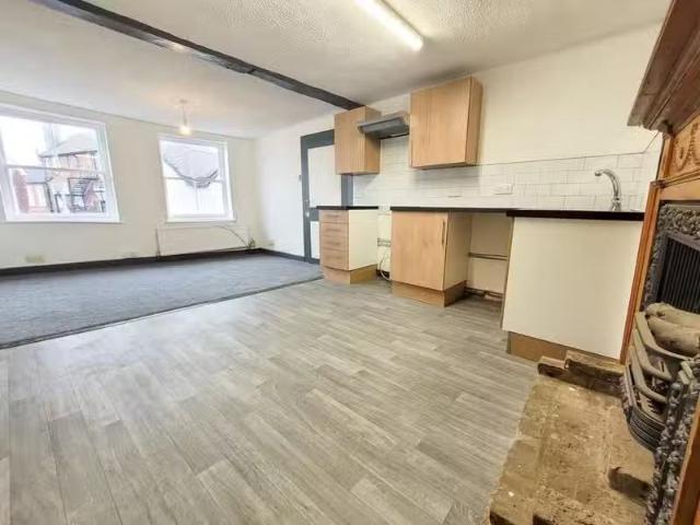 High Street, Sittingbourne 1 bed flat £850 pcm £196 pw