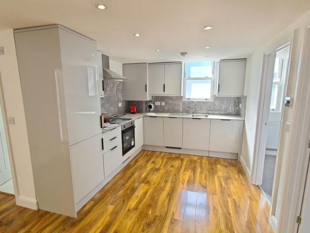High Street South, Dunstable, LU6 2 bed apartment to rent £1,210 pcm £279 pw