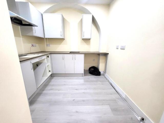 High Street, Southall, Greater. 2 bed flat to rent £1,800 pcm £415 pw