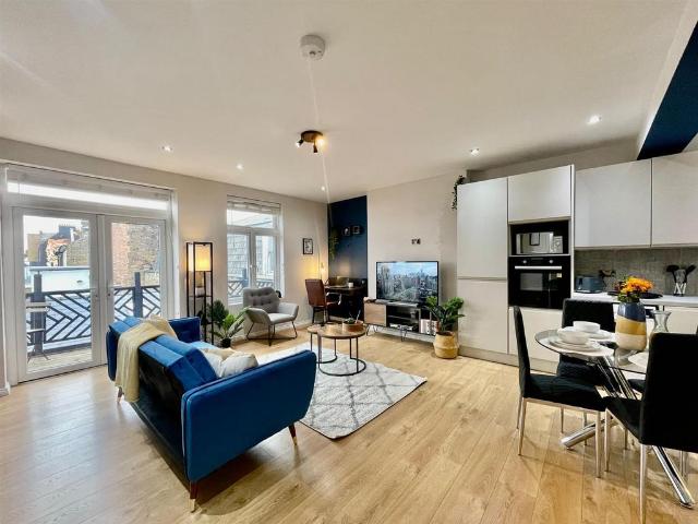 High Street, Southend On Sea 2 bed apartment to rent £1,795 pcm £414 pw