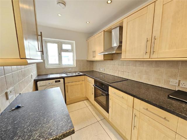 High Street, Slough, Berkshire, SL1 1 bed flat to rent £1,000 pcm £231 pw