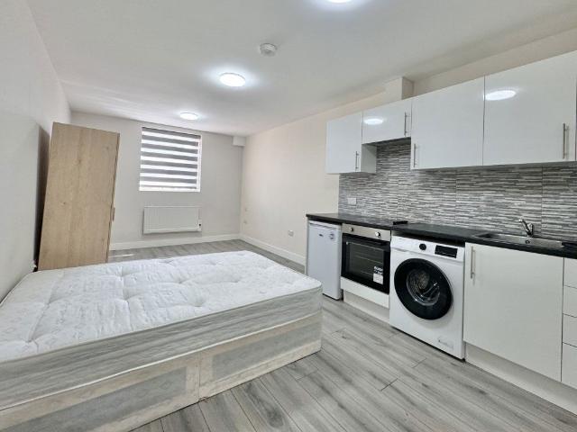 High Street, Slough SL1, Studio to rent, £850 pcm | PrimeLocation