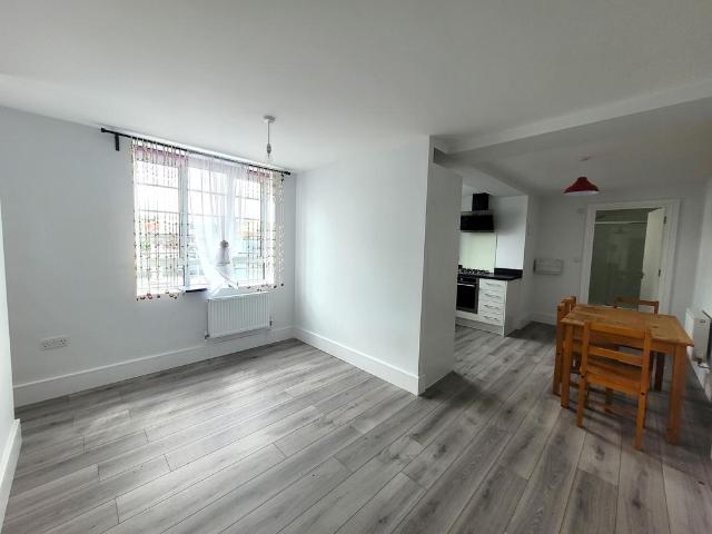 High Street, Slough, SL1 1 bed apartment to rent £1,150 pcm £265 pw