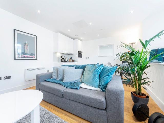 High Street, Slough SL1, 1 bed flat to rent, £1,200 pcm | PrimeLocation