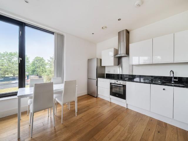 High Street, Slough SL1, 2 bed flat to rent, £1,500 pcm | PrimeLocation