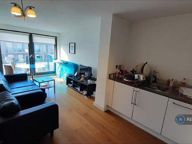 High Street, Slough, SL1 2 bed flat to rent £1,650 pcm £381 pw
