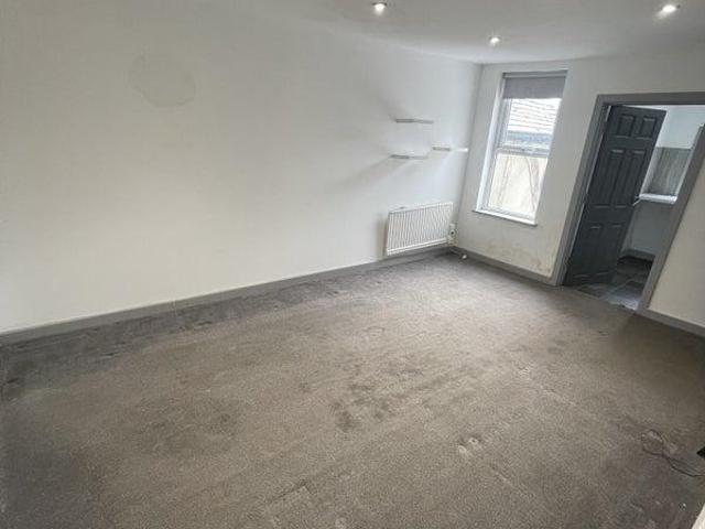 High Street, Slough, SL1 2 bed flat to rent £1,600 pcm £369 pw