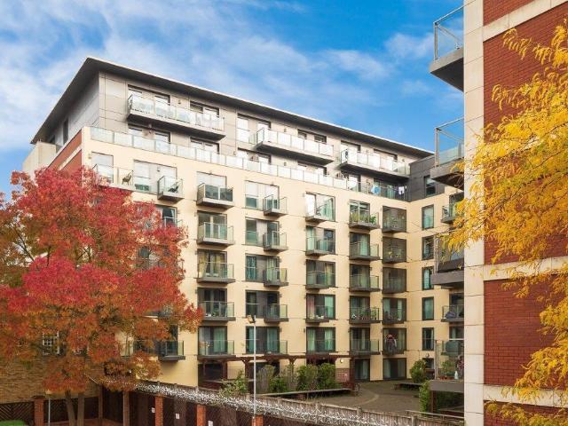 High Street, Slough SL1 2 bed penthouse to rent £1,650 pcm £381 pw