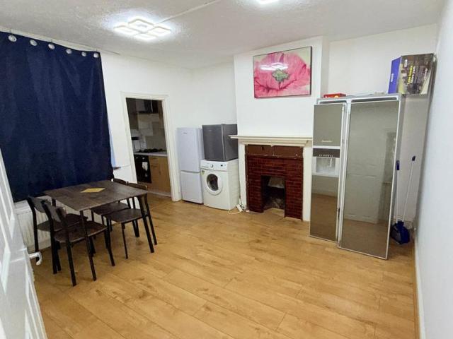 High Street, Staines upon Thames TW18 3 bed flat to rent £2,150 pcm £496 pw