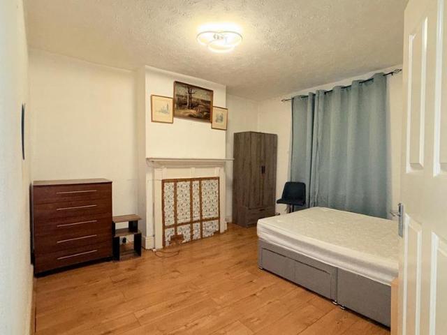 High Street, Staines upon Thames TW18 3 bed flat to rent £2,200 pcm £508 pw