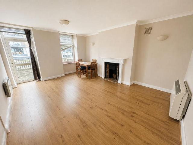 High Street, Staines upon Thames, TW18 1 bed apartment to rent £1,295 pcm £299 pw