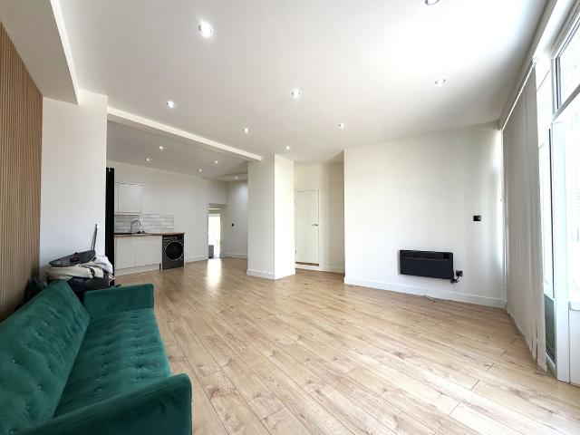 High Street, Staines Upon Thames TW18, 1 bed flat to rent, £1,450 pcm | PrimeLocation