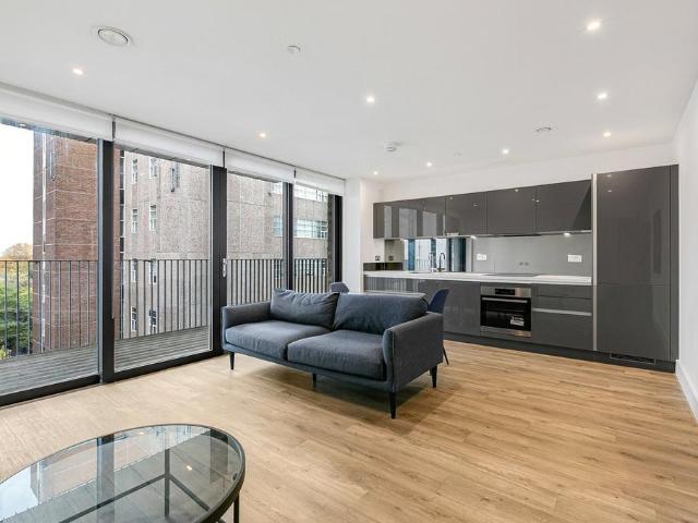 High Street, Staines upon Thames. 2 bed apartment to rent £2,000 pcm £462 pw