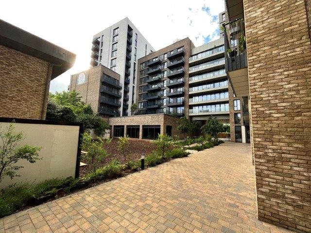 High Street, Staines upon Thames. 2 bed apartment to rent £2,000 pcm £462 pw